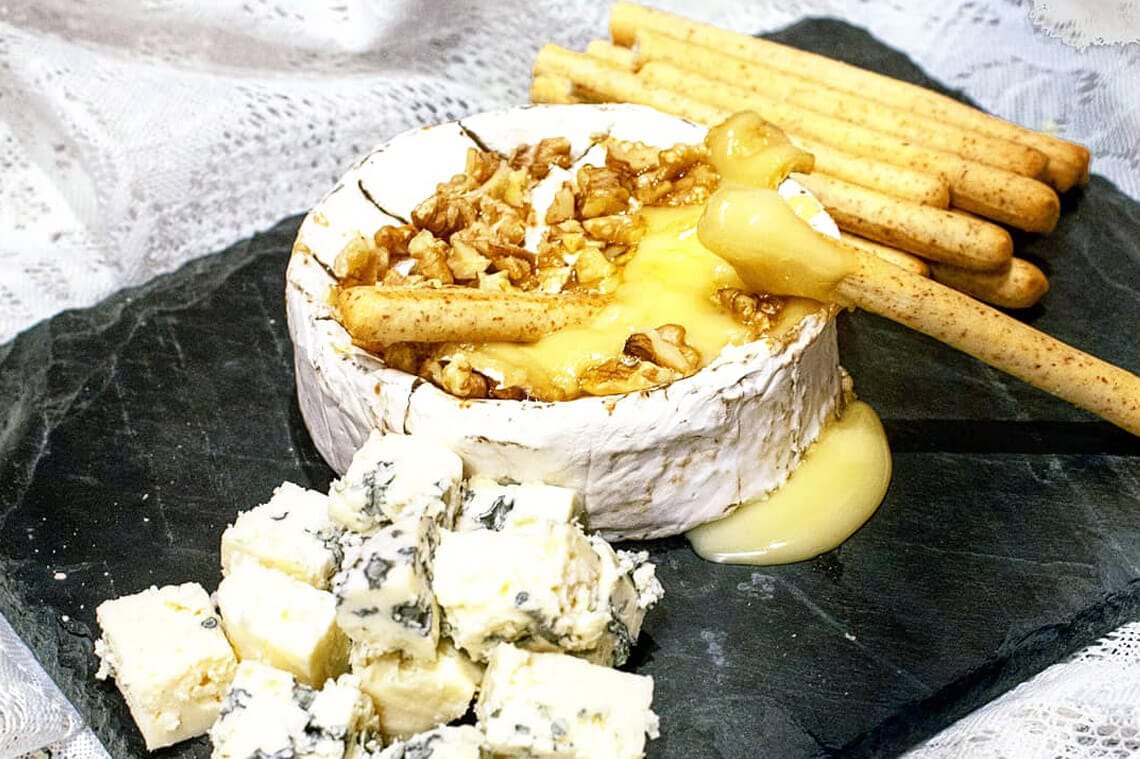 Keptas „Camembert“ sūris su agavų sirupu | Greiti Receptai